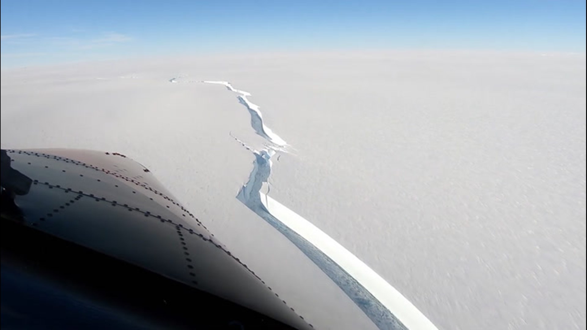 Iceberg the size of Los Angeles breaks off Antarctica | cbs8.com