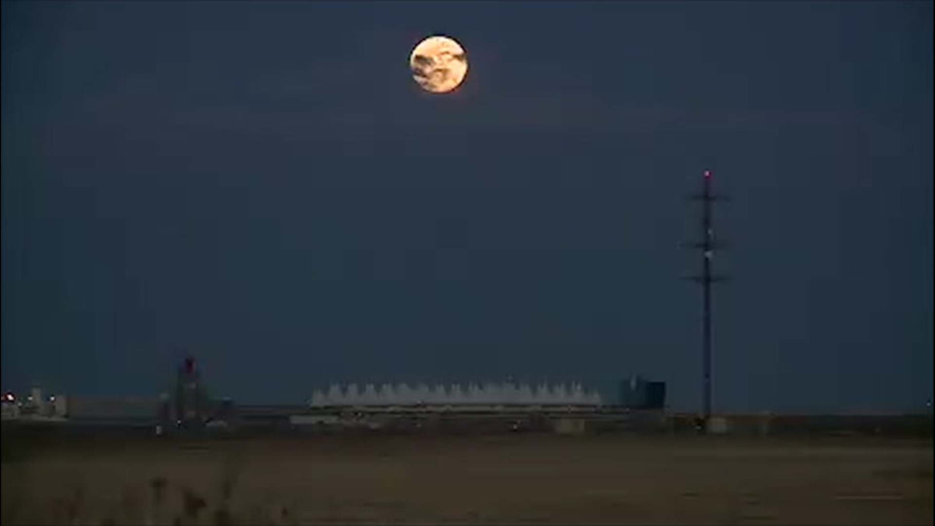 Supermoon rises over Colorado | cbs8.com