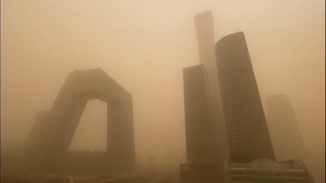 Massive smog and a deadly sandstorm grip the Chinese capital | cbs8.com