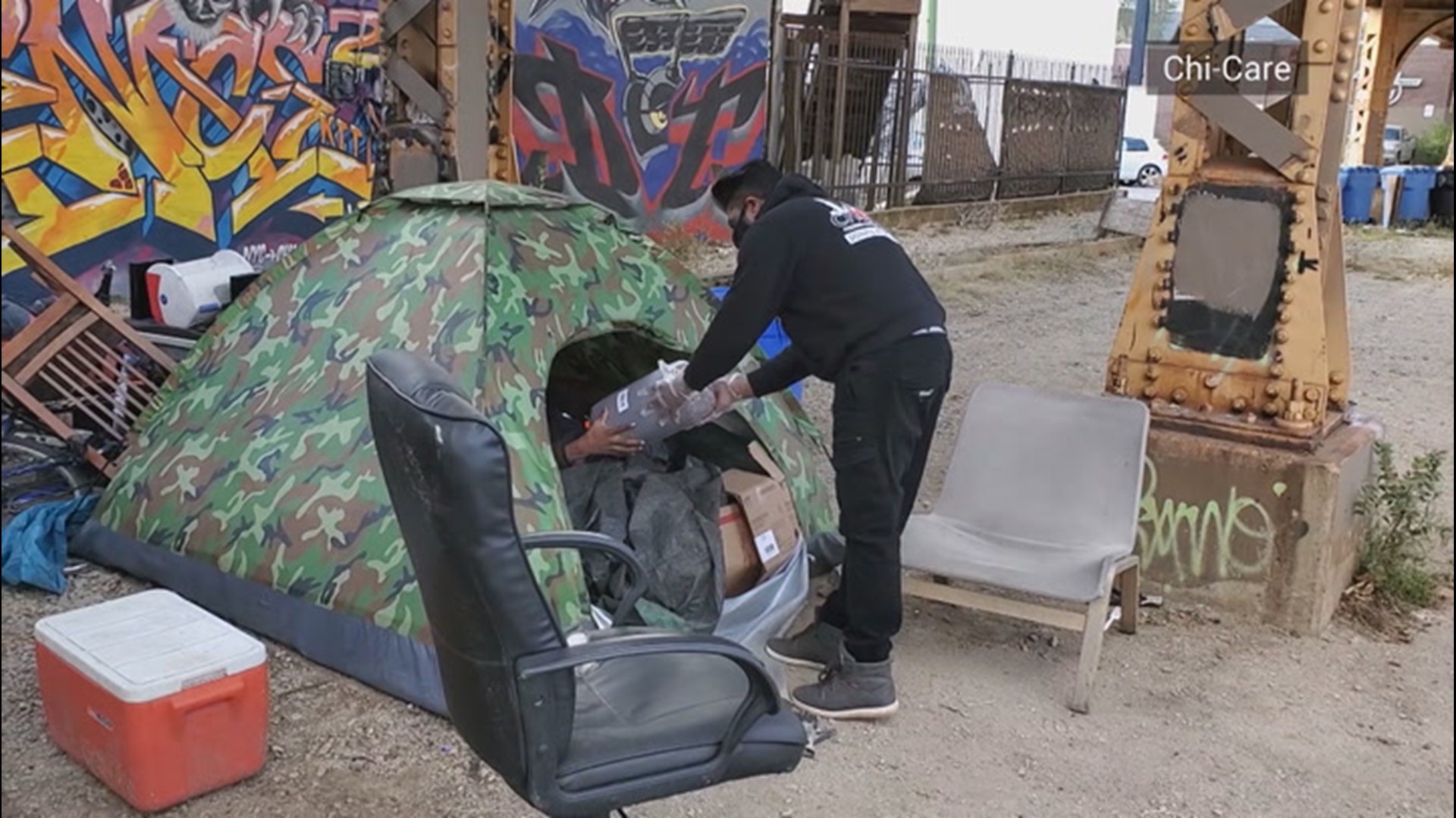 Winter basics given to the homeless in Chicago | cbs8.com