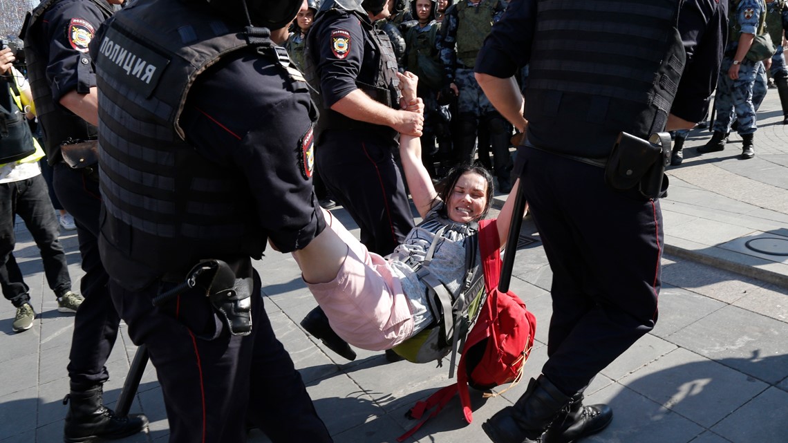 Russian police arrest more than 1,000 in Moscow protest | cbs8.com