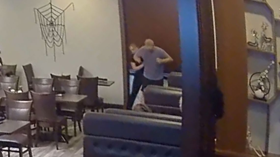 Louisiana server saves choking customer with Heimlich maneuver | cbs8.com