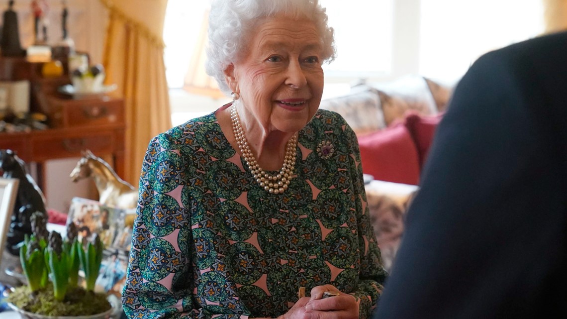 Queen meets with Trudeau after getting COVID-19 | cbs8.com