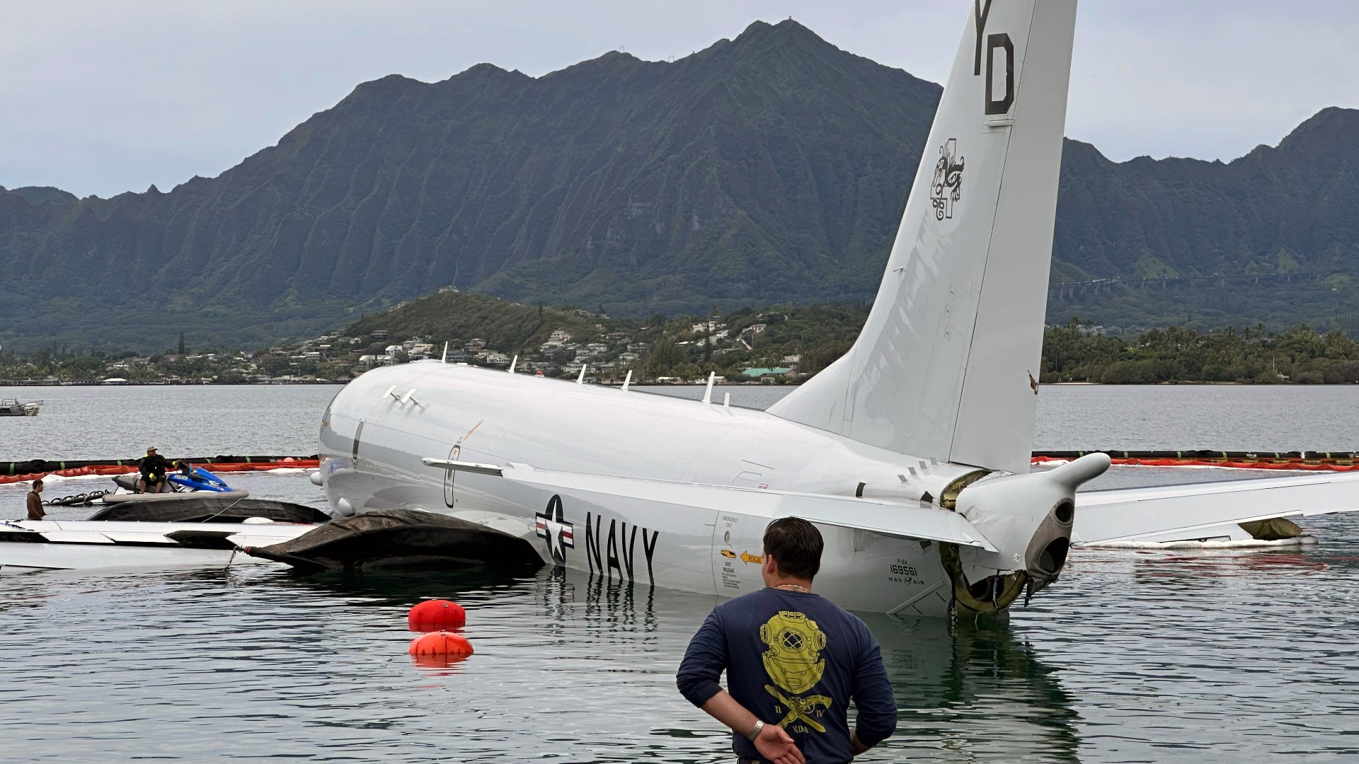 US Navy jet removed from Hawaii bay after it overshot runway | cbs8.com