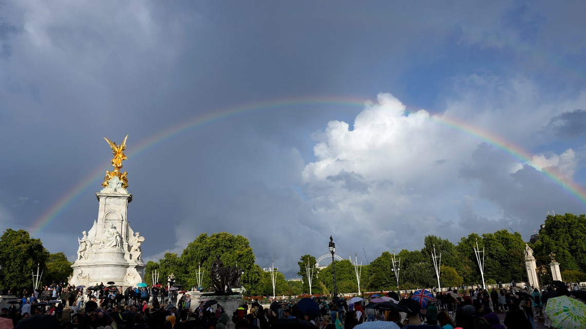 Double rainbow over Buckingham Palace as crowds mourn Queen | cbs8.com
