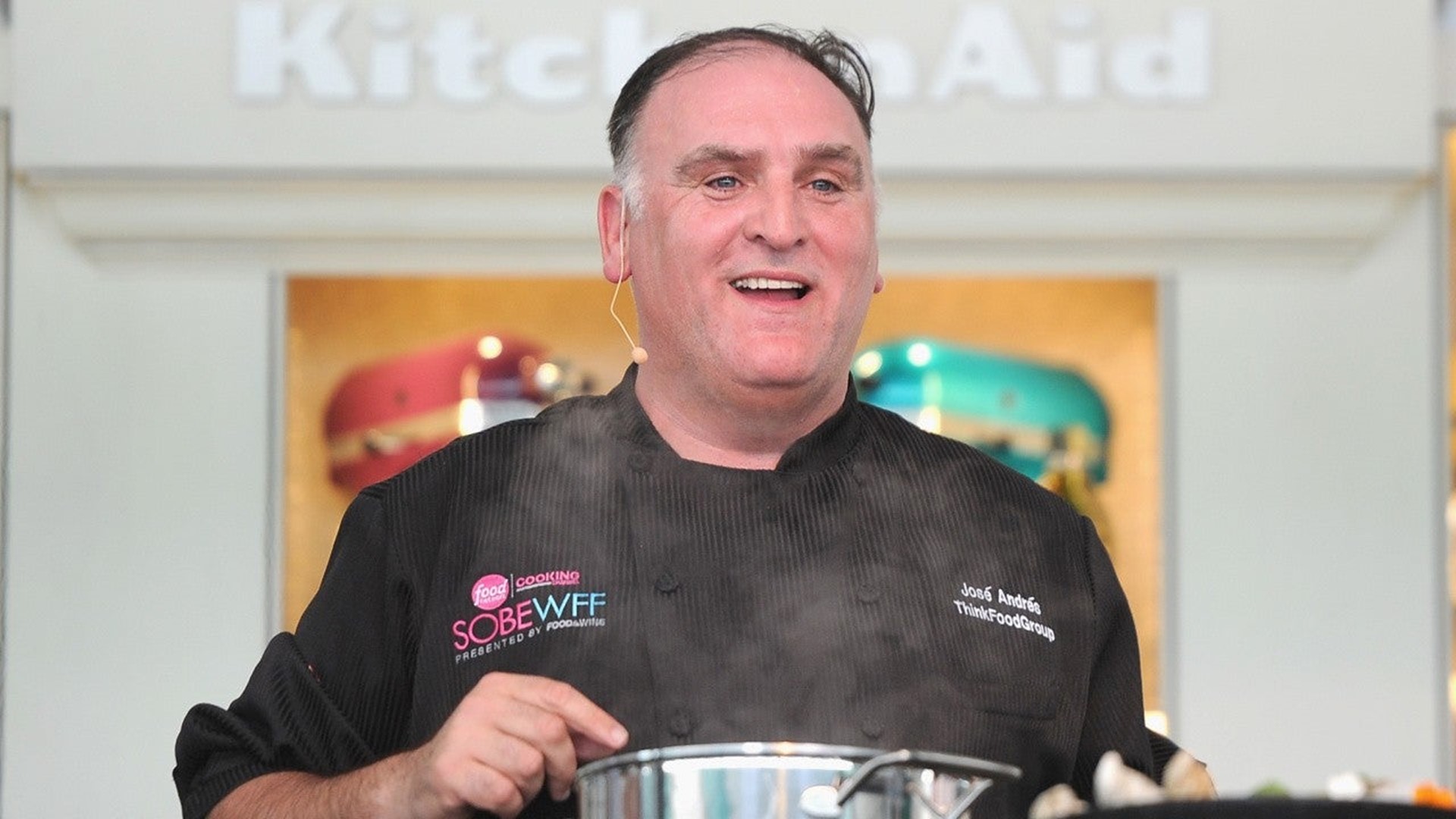 Chef José Andrés Delivers 120 Pizzas to Law Enforcement After US ...