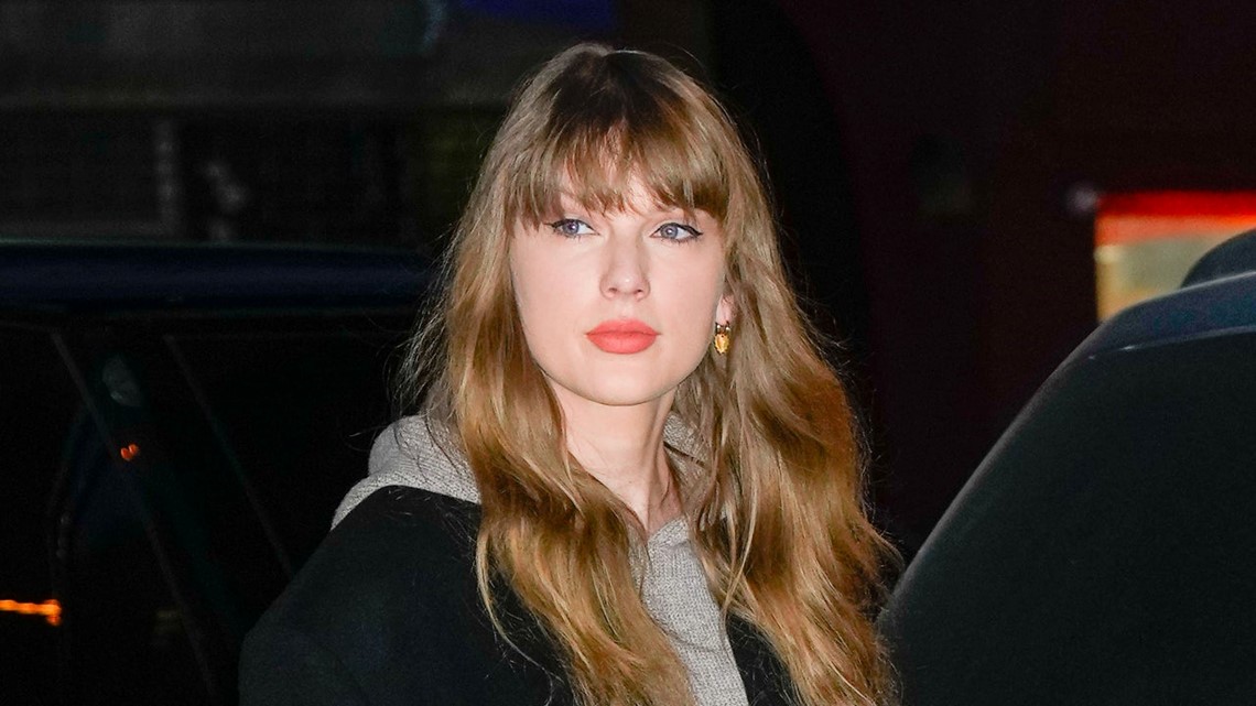 Taylor Swift Bundles Up in Cozy, Casual Look at Recording Studio | cbs8.com
