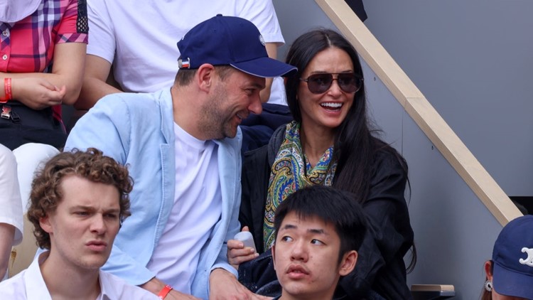 Demi Moore and Daniel Humm Cozy Up With a Kiss at French Open | cbs8.com