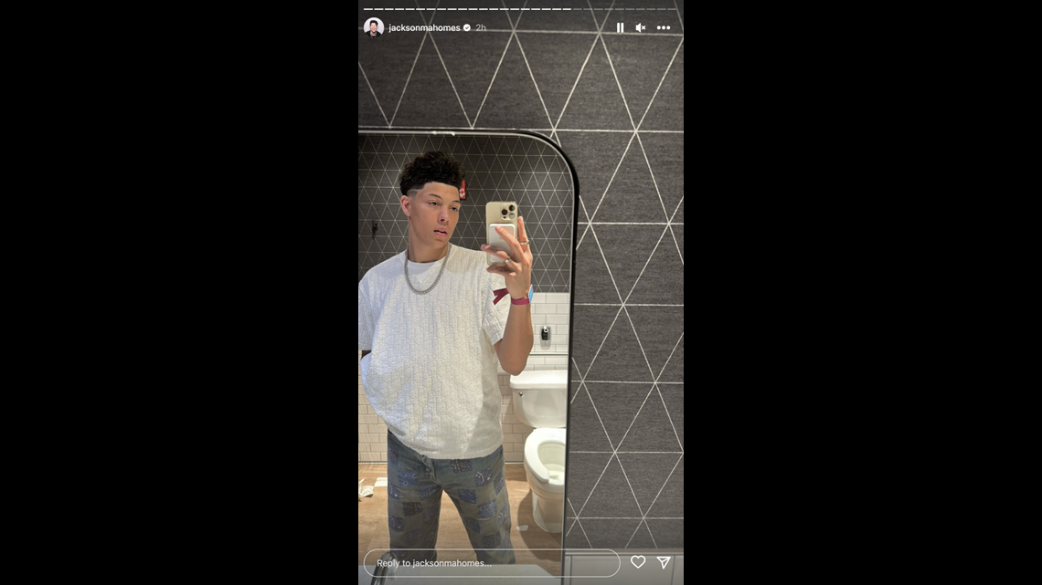 Patrick Mahomes' Younger Brother Jackson Takes Bathroom Selfies At ...