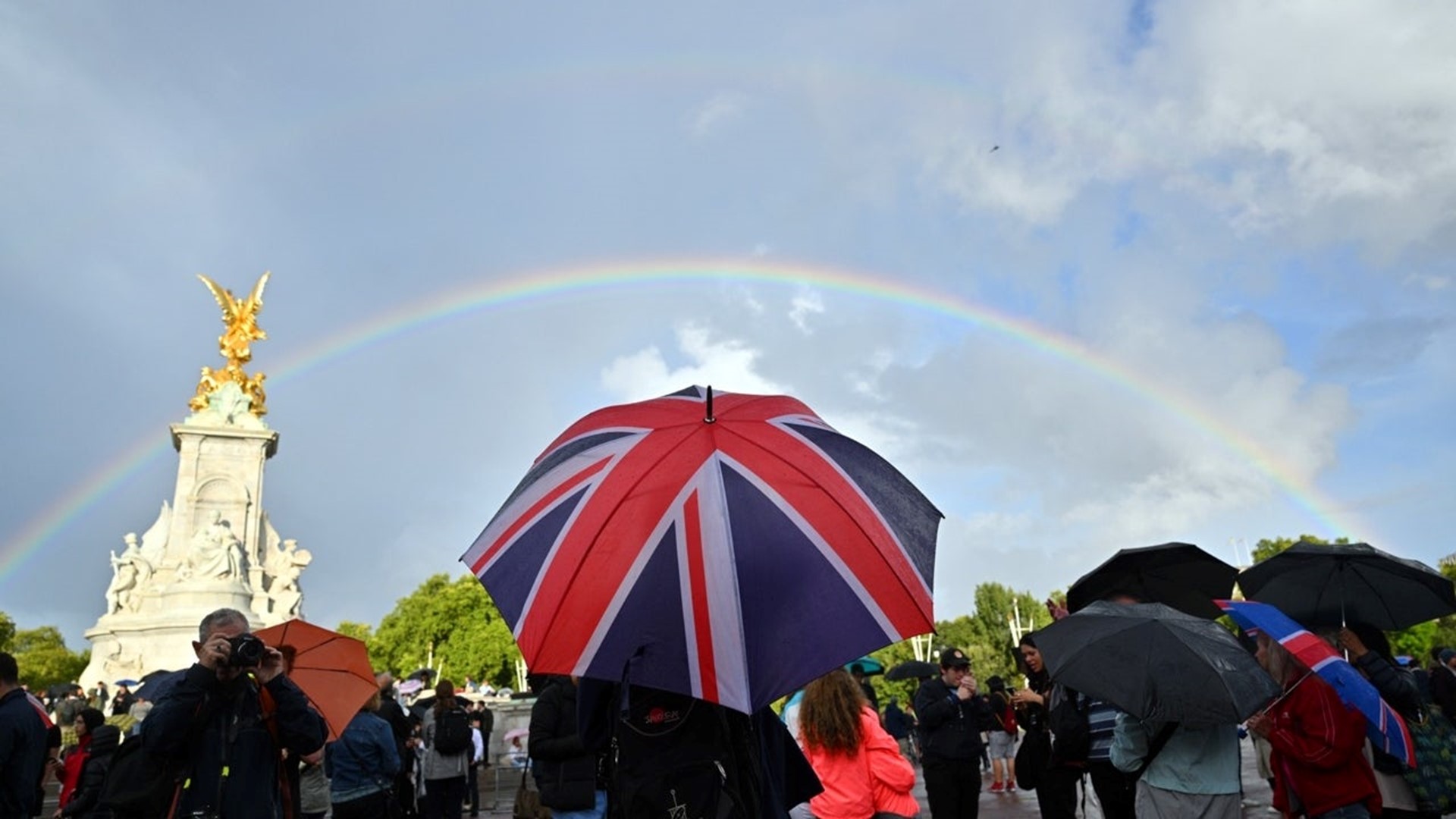Queen Elizabeth Dead at 96: Double Rainbow Appears Over Buckingham ...