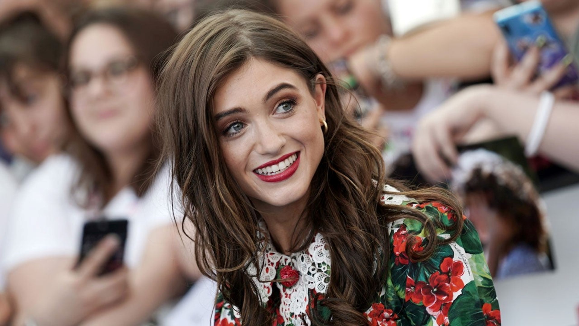 'Stranger Things' Star Natalia Dyer Says Her Younger Co-Stars Are ...