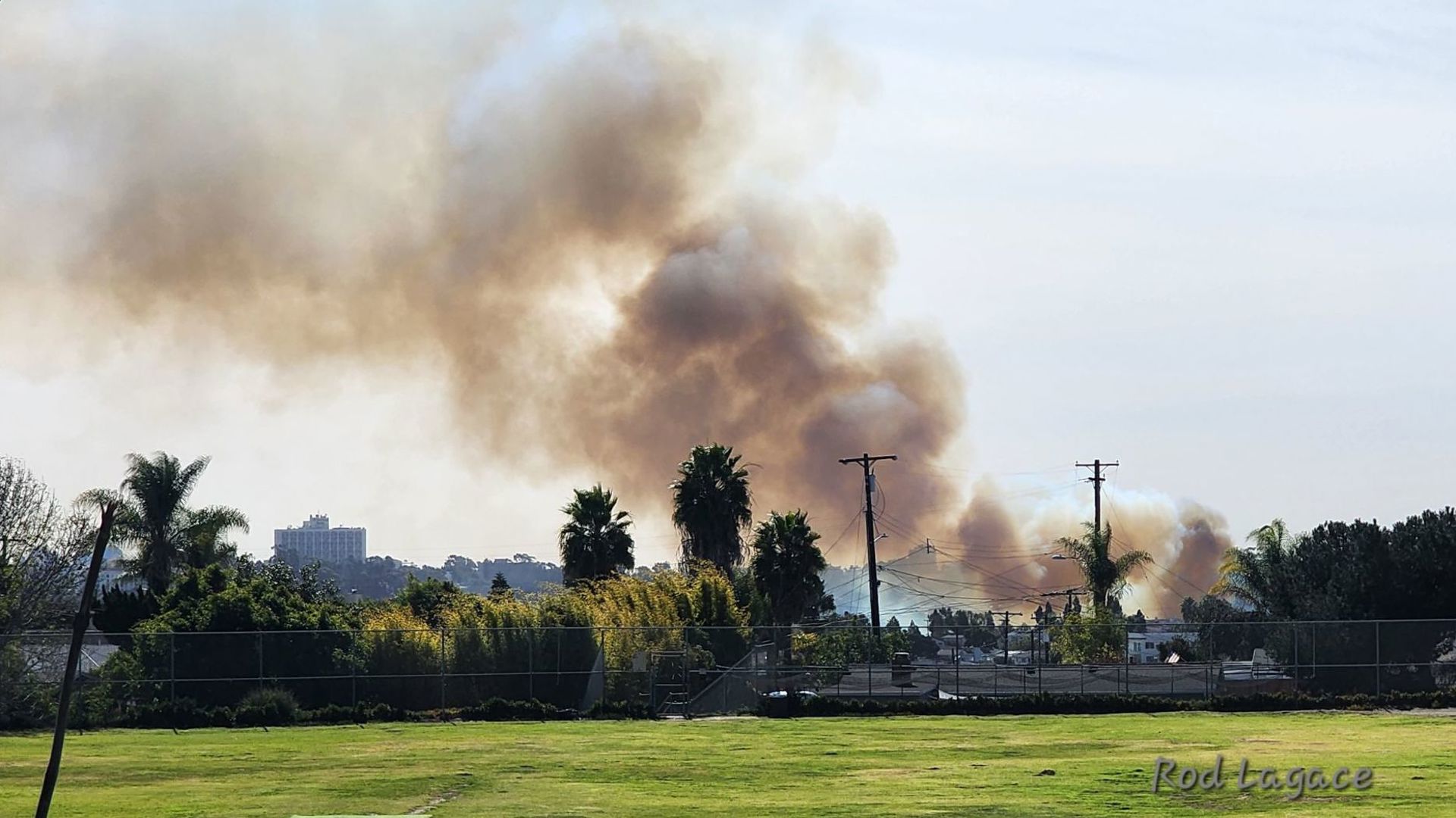 Brush fire, smoke, flames in San Diego near Fashion Valley Friars Rd ...