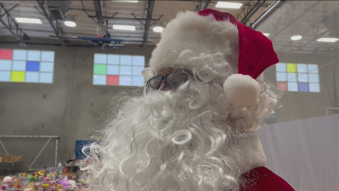 Latino Santa comes to South Bay | cbs8.com