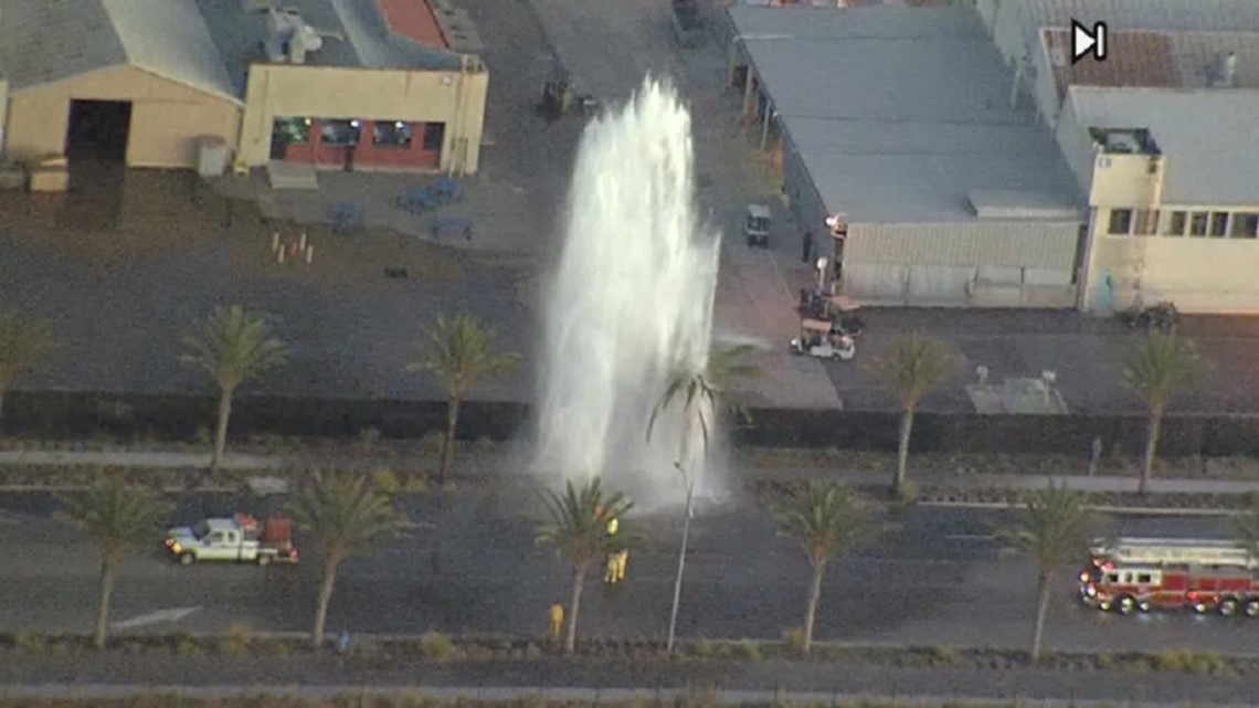 Fire hydrant hit in Chula Vista, geyser erupts | cbs8.com