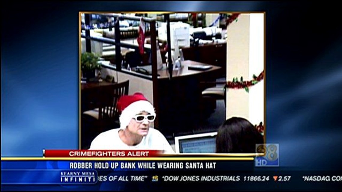 Robber holds up Encinitas bank while wearing Santa hat | cbs8.com
