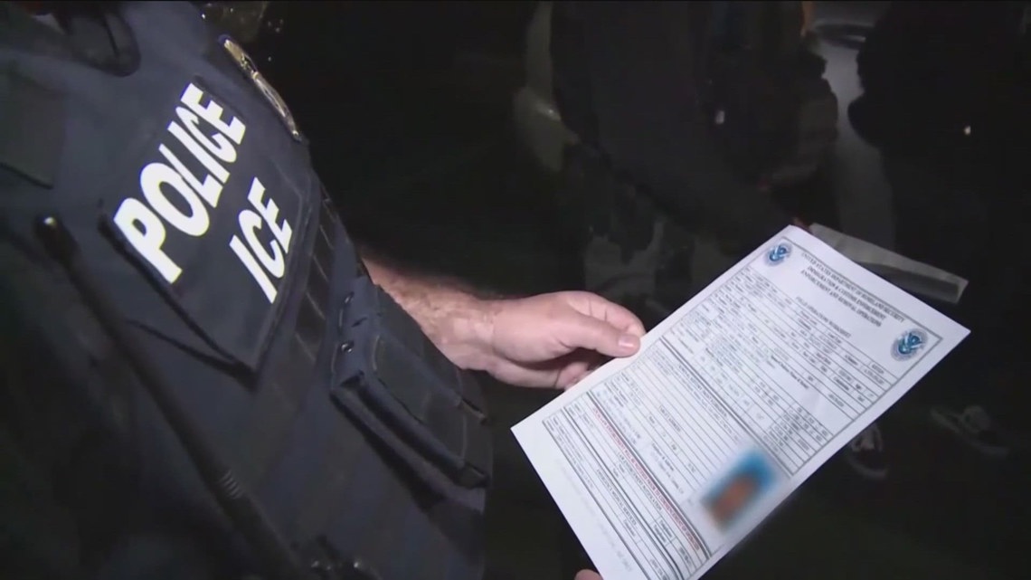 ICE agents arrest migrants at federal courthouse in San Diego | cbs8.com