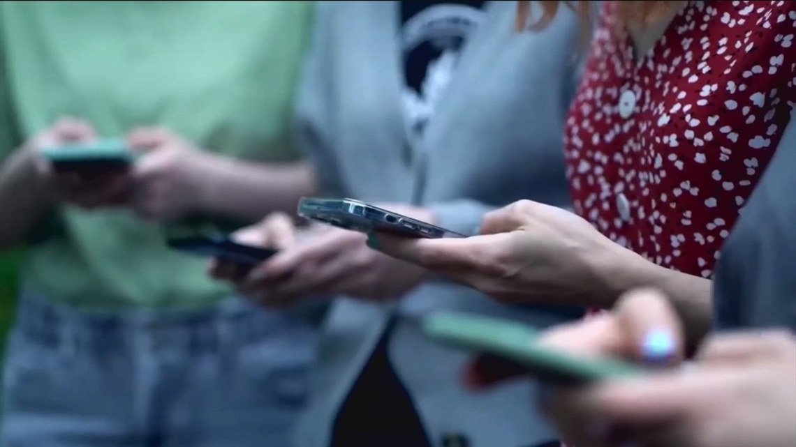 CA Gov. Newsom urges schools to restrict smartphone use on campus | cbs8.com