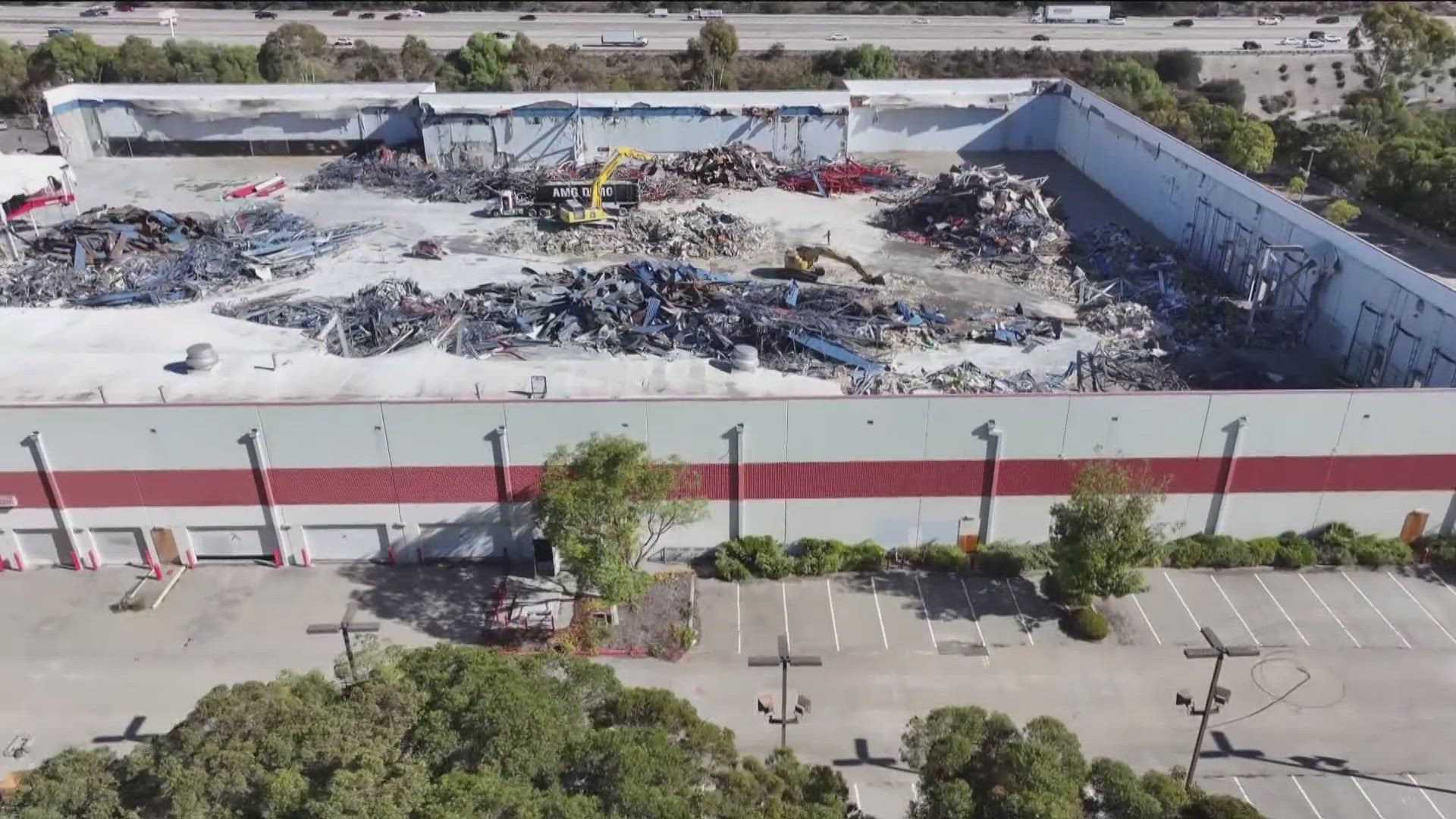 Demolition begins at old Fry’s Electronics in Serra Mesa | cbs8.com