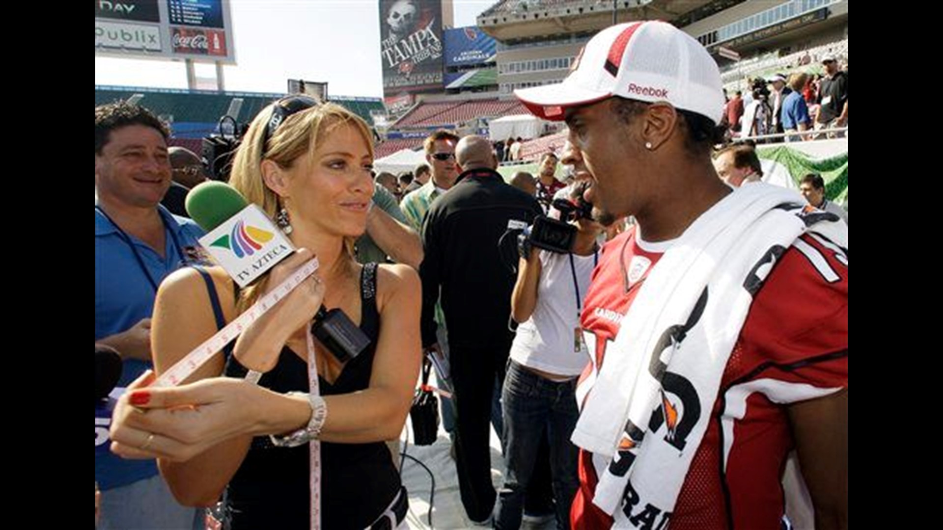 Mexican TV reporter says she received apology from Jets owner | cbs8.com