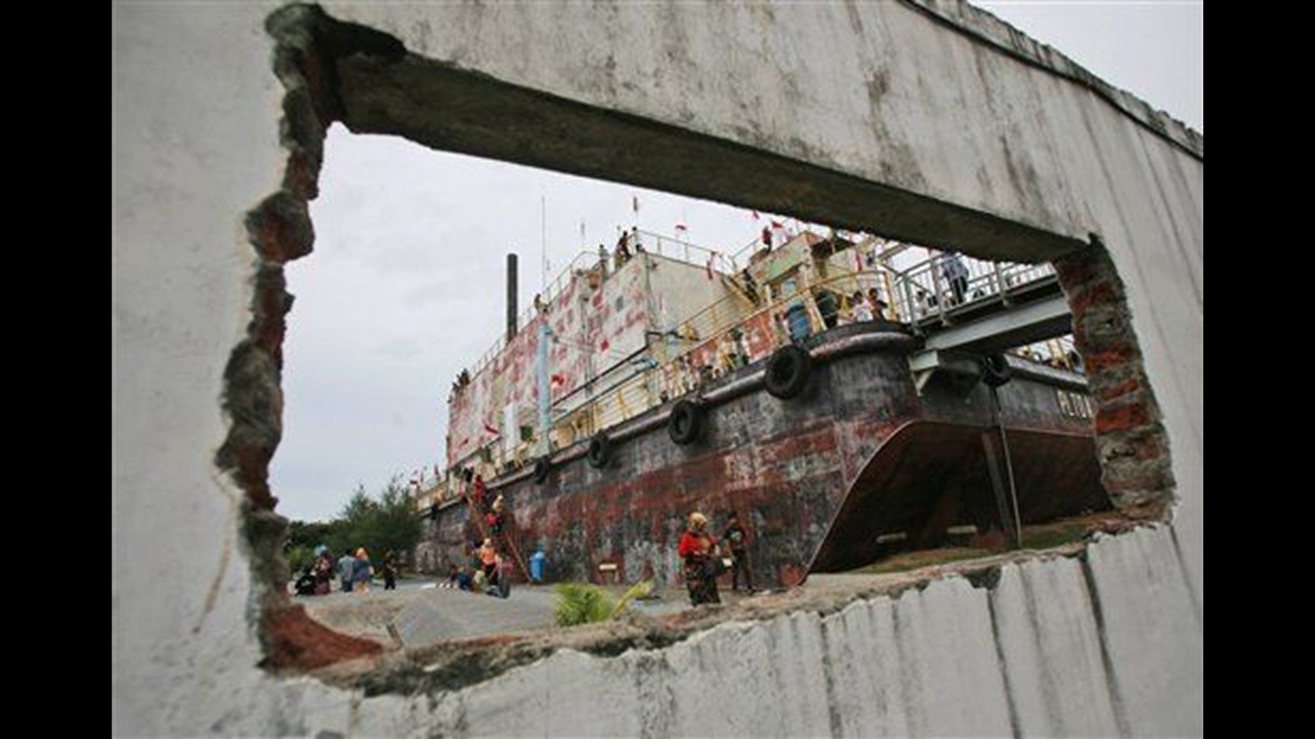 10th anniversary of tsunami is marked with tears | cbs8.com