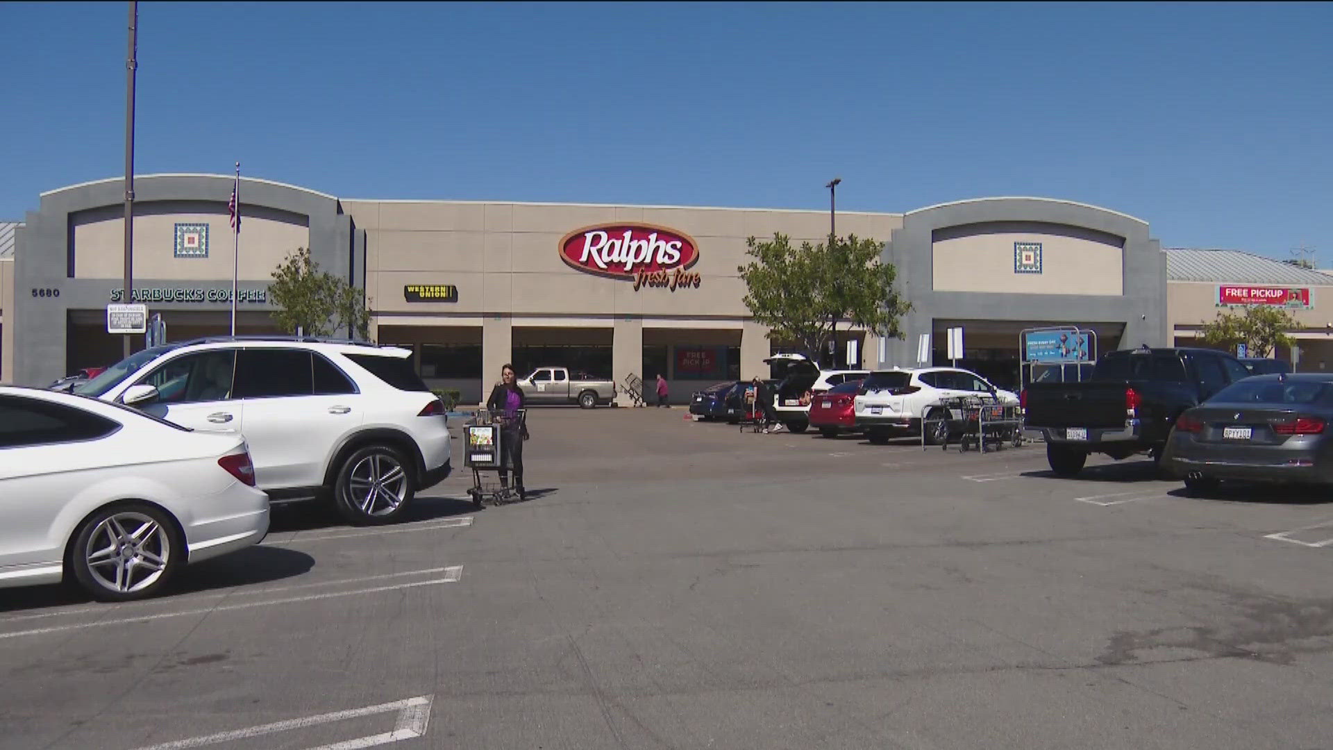 Southern California grocery workers authorize strike | cbs8.com