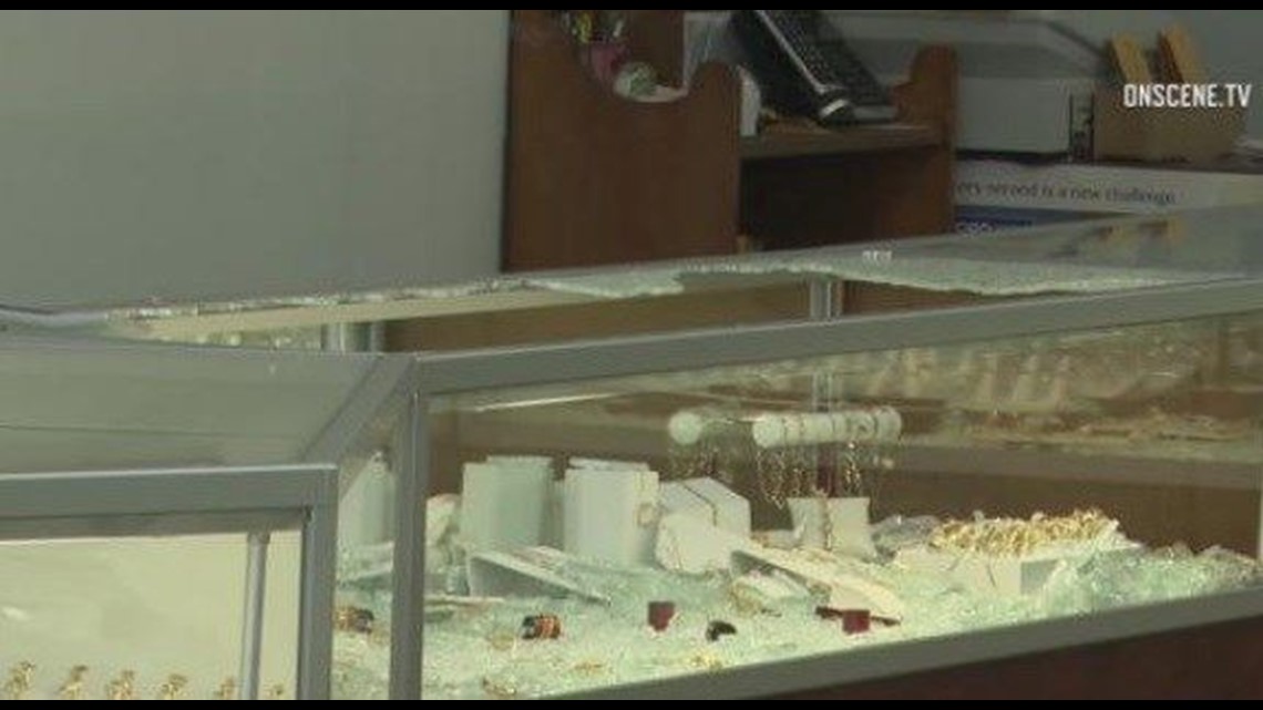 Smash and grab robbery at jewelry store in National City | cbs8.com