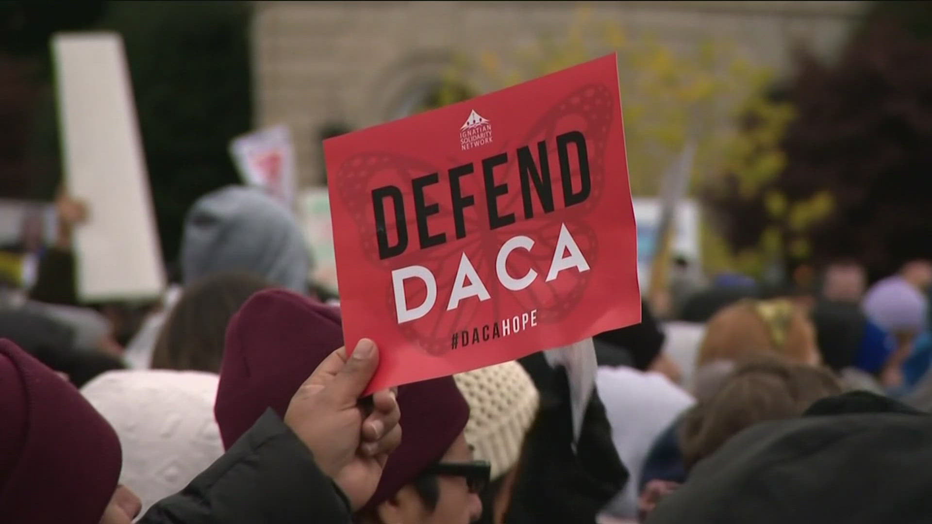 Federal government could resume taking DACA applications for permits to ...