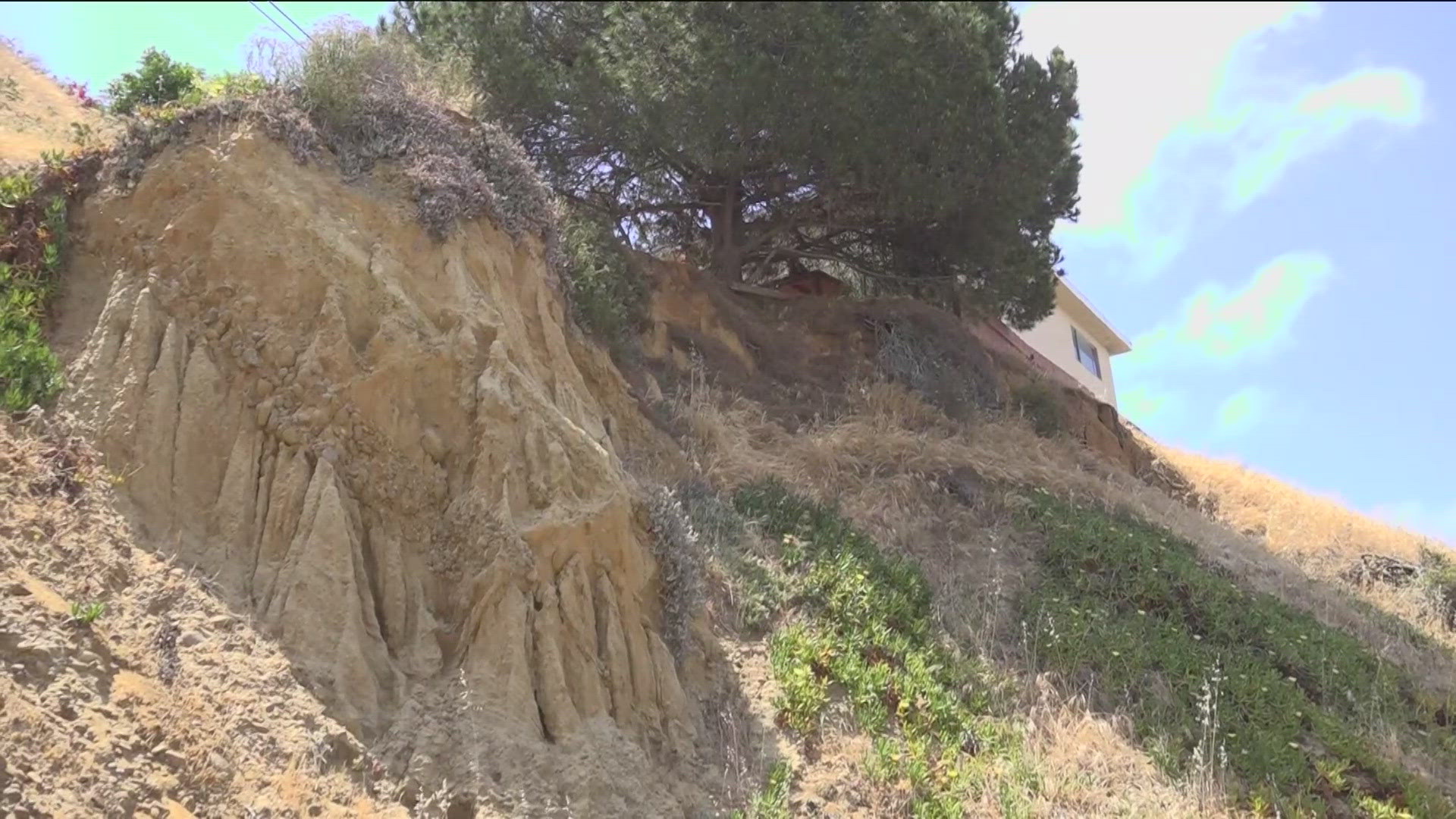 San Diego cliff collapse damages vehicles, prompts evacuation | cbs8.com
