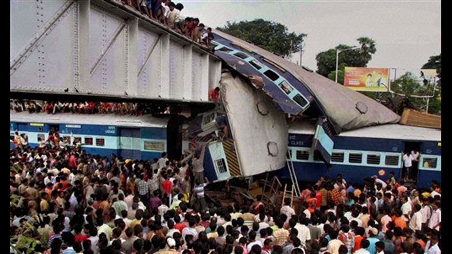 61 people killed as 2 trains crash in east India | cbs8.com