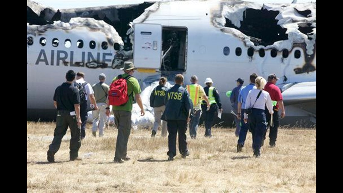 Crash investigators turn to cockpit decisions | cbs8.com