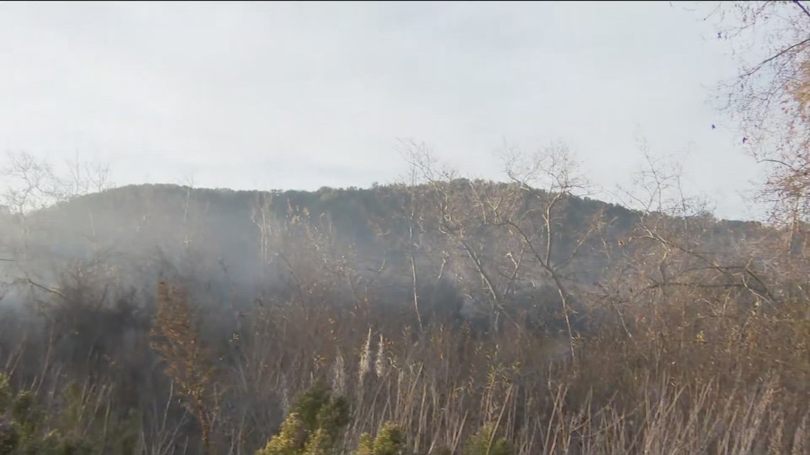Brush fire, smoke, flames in Clairemont near SR-52 in San Diego | cbs8.com