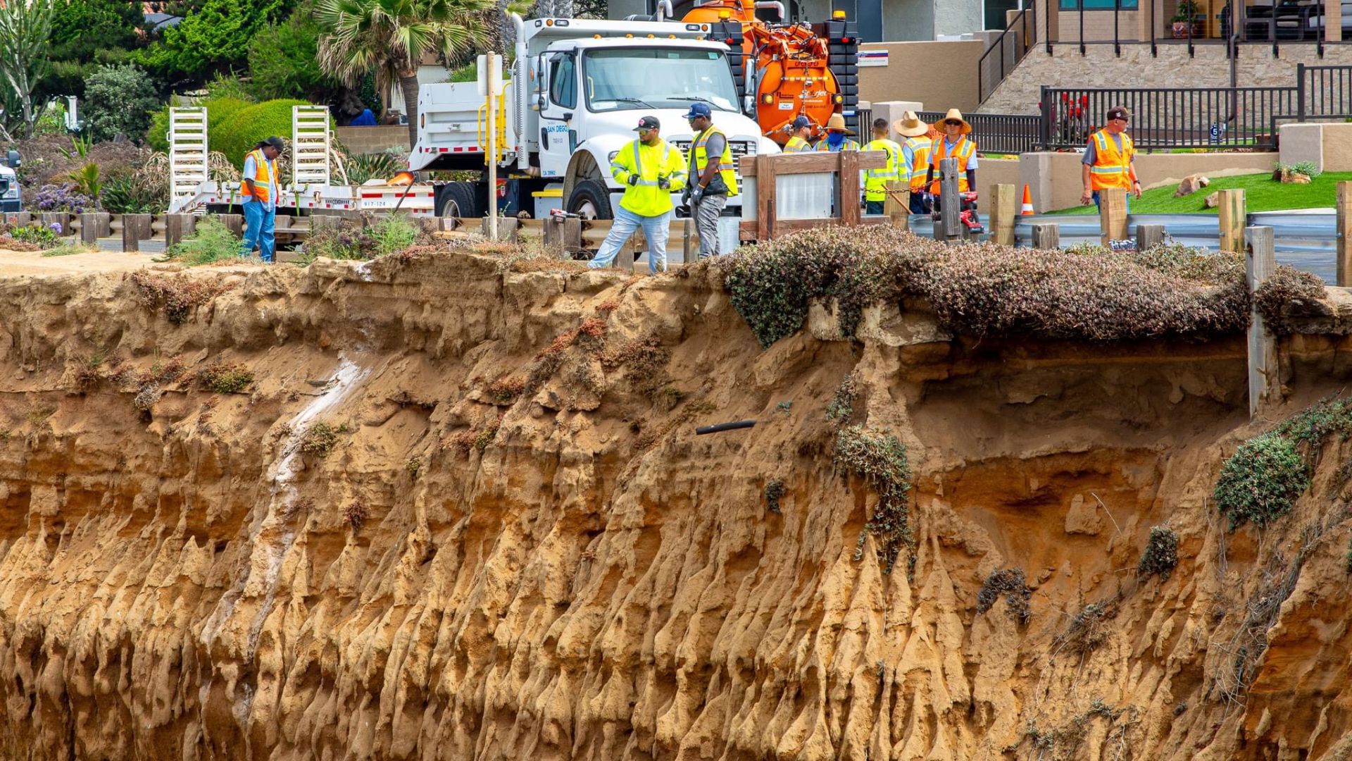 Urgent repairs made on eroding Sunset Cliff bluffs in San Diego | cbs8.com
