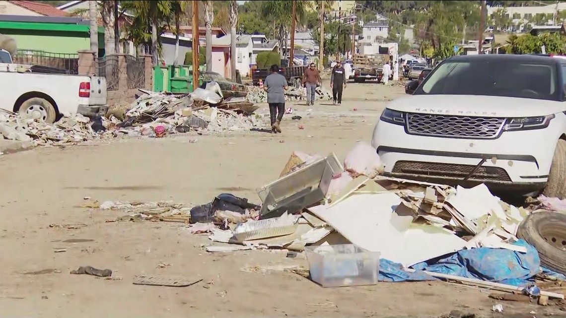 Volunteers mobilize in Southeast San Diego to help flood victims | cbs8.com