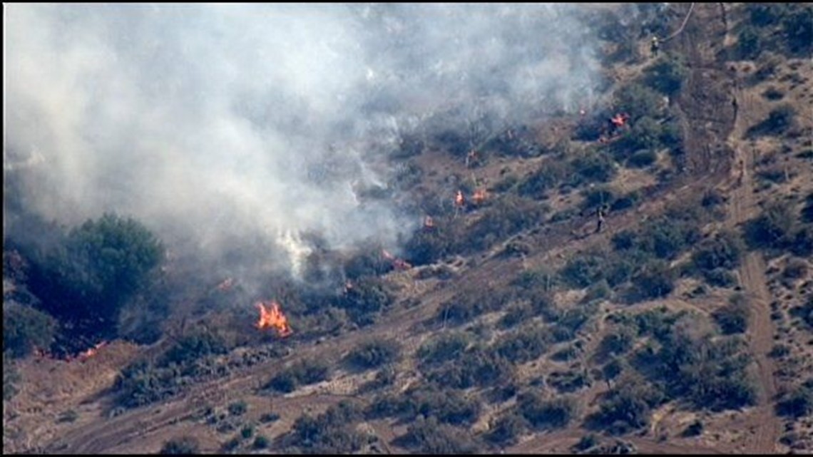 Firefighters battle brush fire in Agua Dulce | cbs8.com
