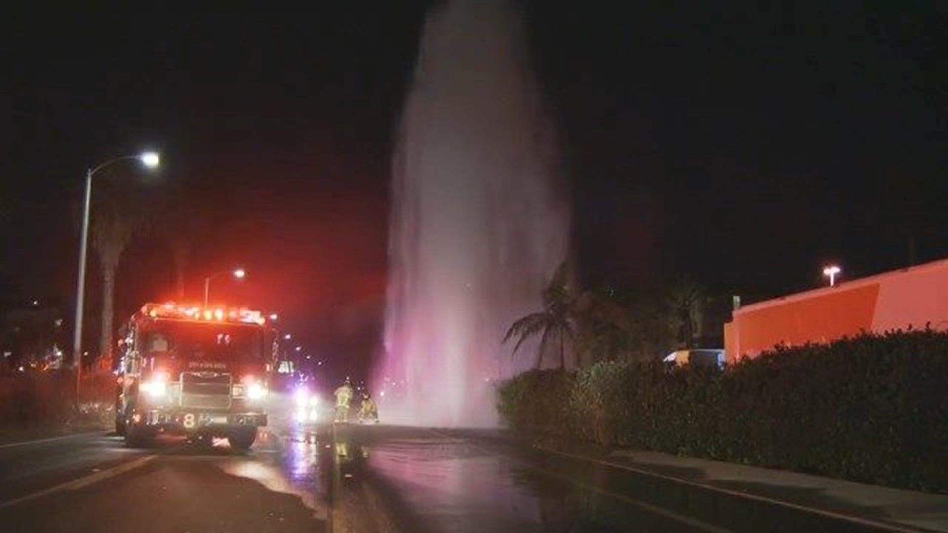 Geyser sprouts from busted fire hydrant in Mission Valley | cbs8.com