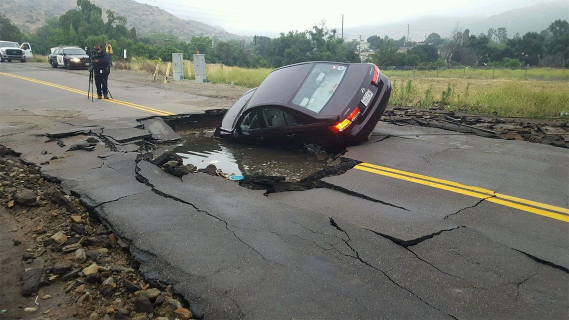 Car falls into large sinkhole in Lakeside | cbs8.com