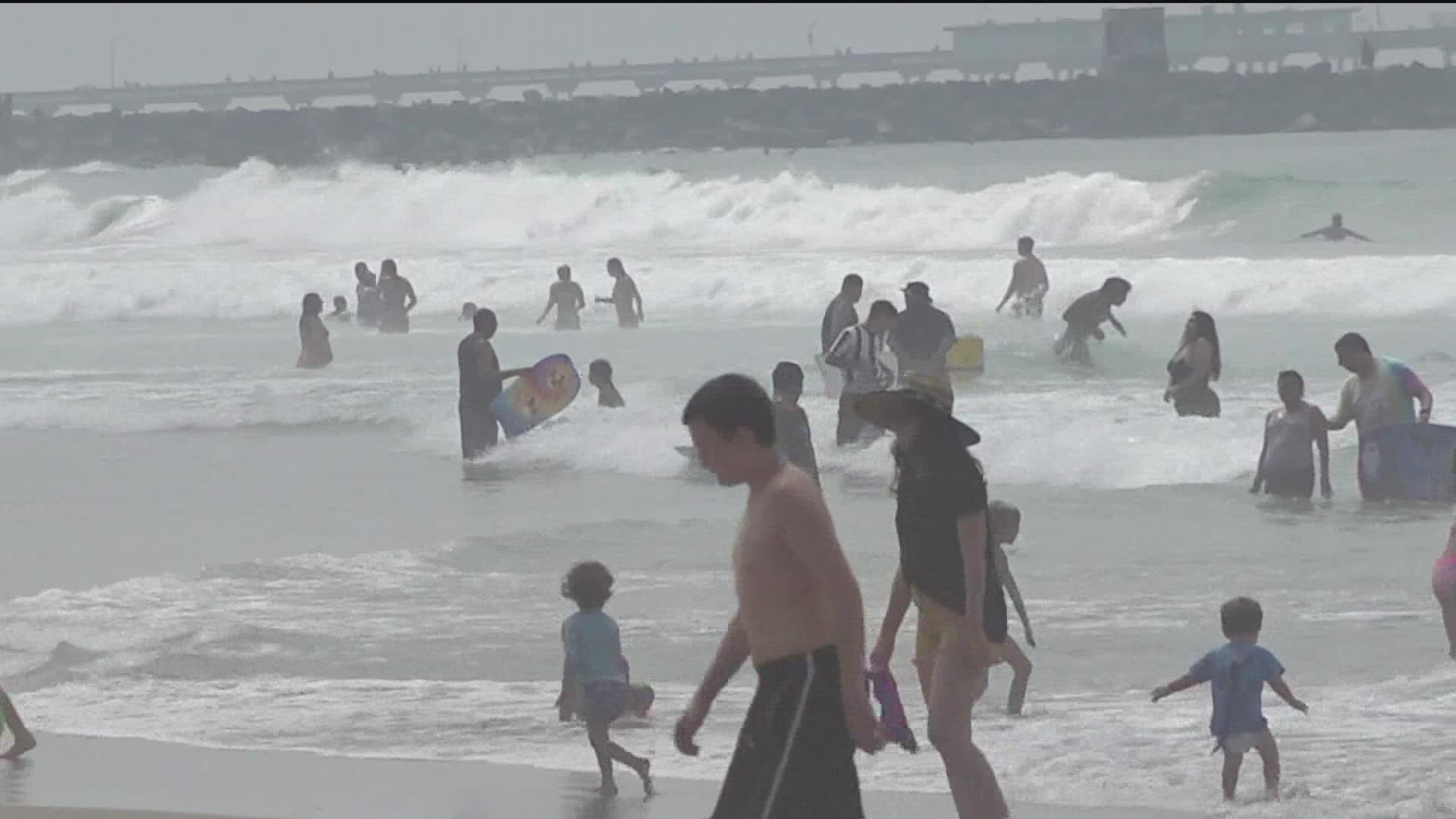 Massive crowds flock to San Diego beaches amid record breaking heat | cbs8.com