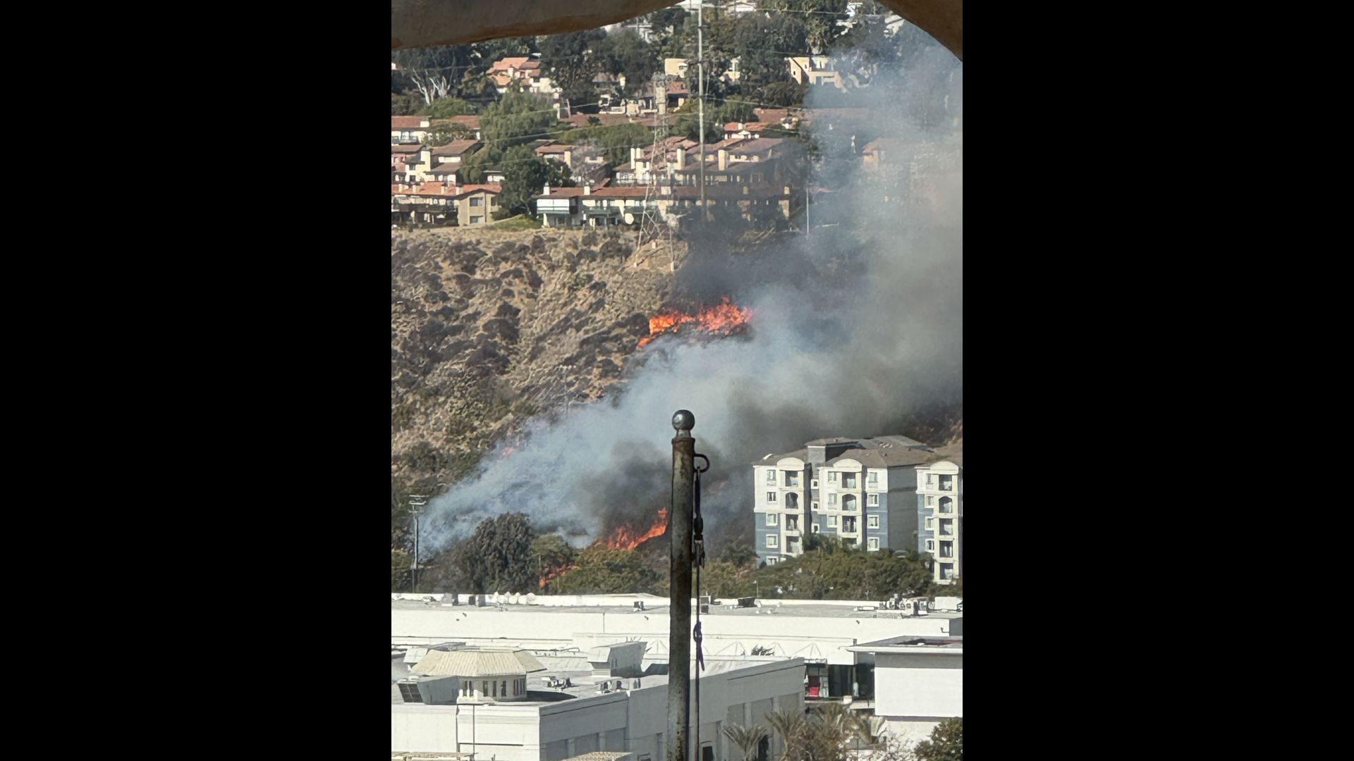 Brush fire, smoke, flames in San Diego near Fashion Valley Friars Rd ...