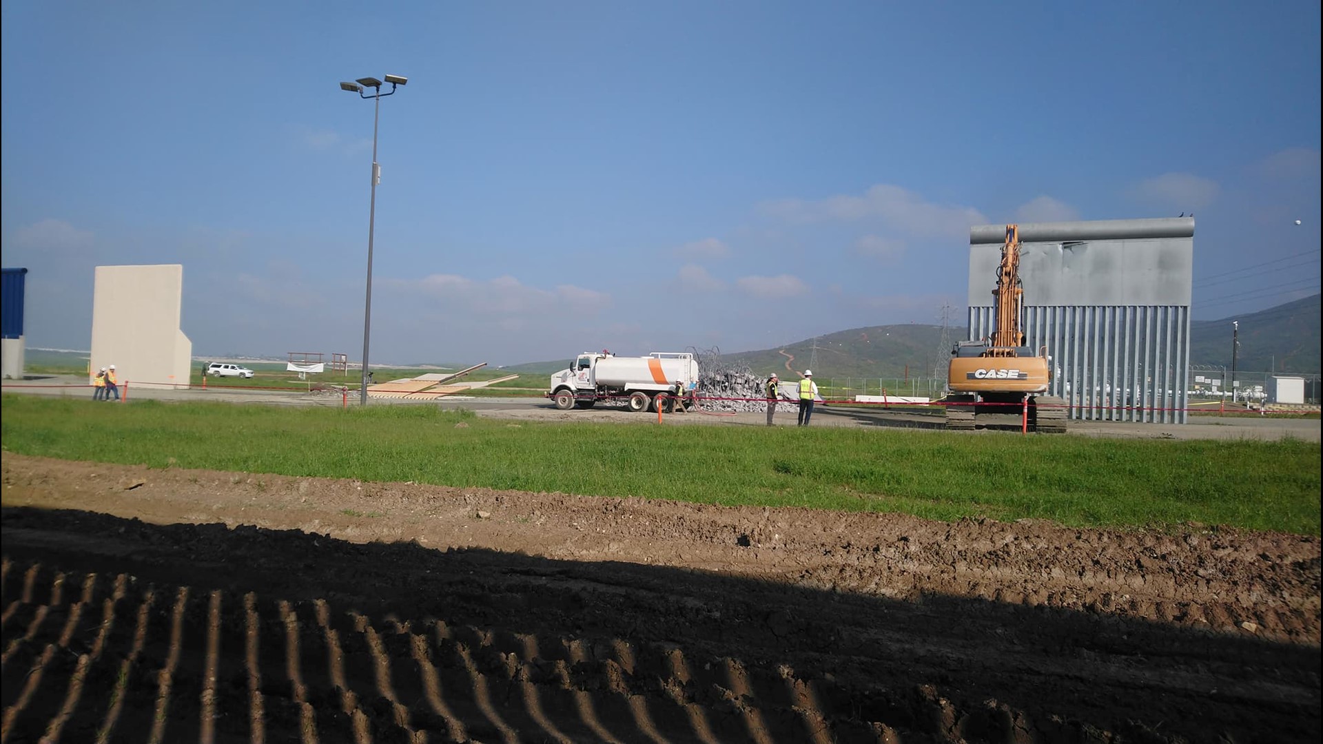 Customs and Border Protection starts tearing down border wall ...