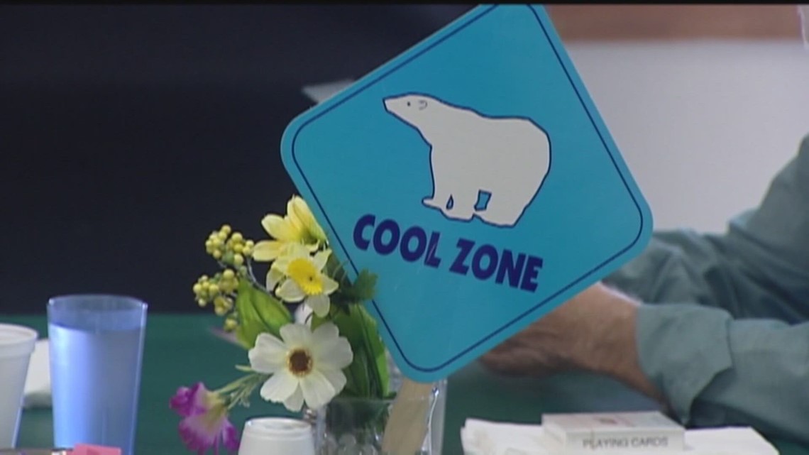 San Diegans escape the heat with county cool zones | cbs8.com