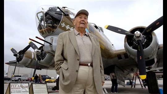 B-17 veteran back in air aboard a WWII-era bomber | cbs8.com
