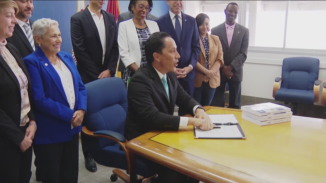 Mayor Gloria signs $5.1 billion budget | cbs8.com