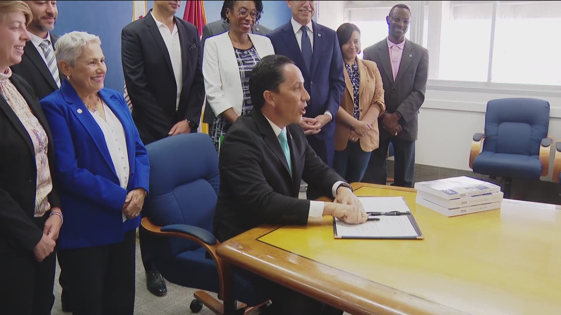 Mayor Gloria signs off on $5.1 billion dollar budget | cbs8.com