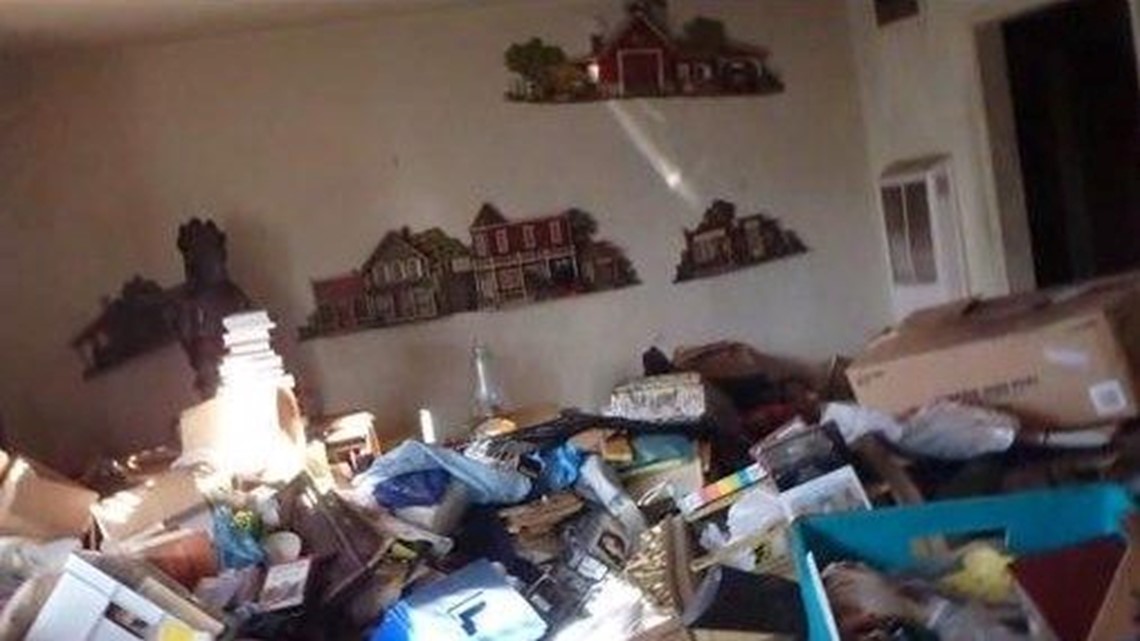 Notorious hoarding home in Bay Ho area finally being cleaned up | cbs8.com