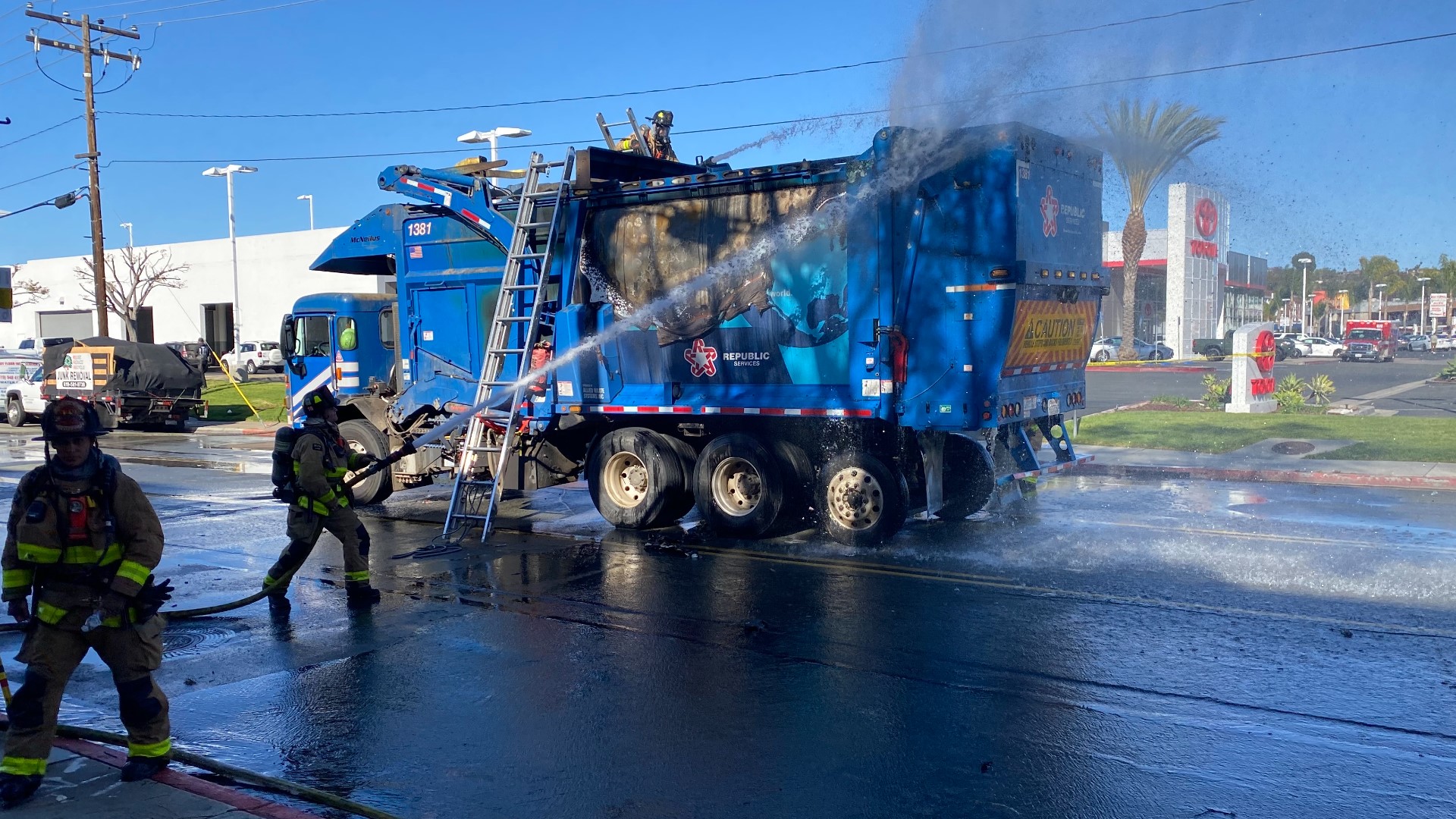 San Diego fire crews extinguish trash truck fire in Grantville | cbs8.com