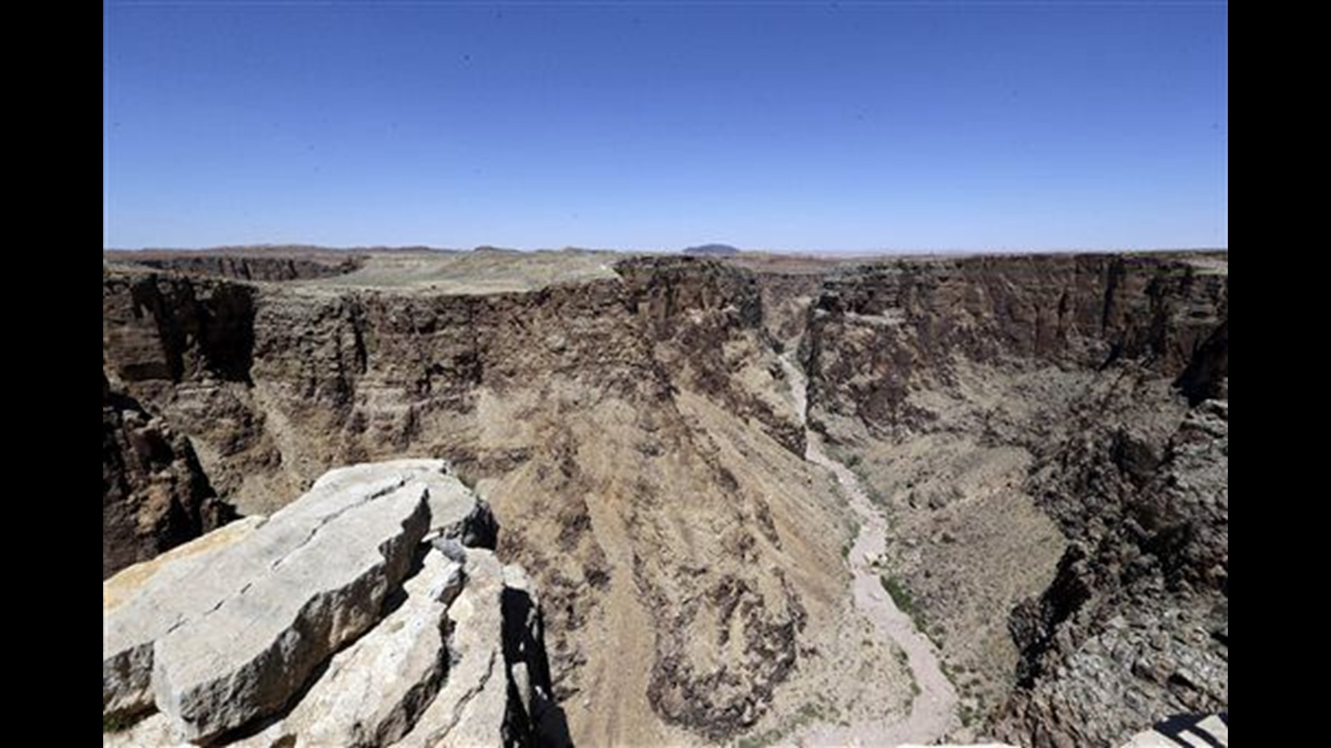 Man completes tightrope walk near Grand Canyon | cbs8.com