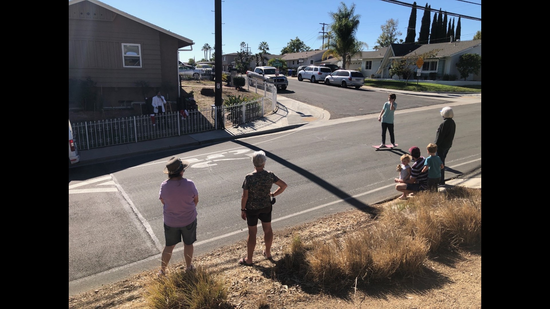 'The Frank Guy' performs holiday shows from his front yard in La Mesa ...