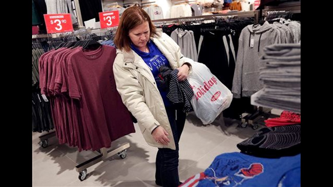 Holiday shopping 2015: Consumers buying less expensive gifts | cbs8.com