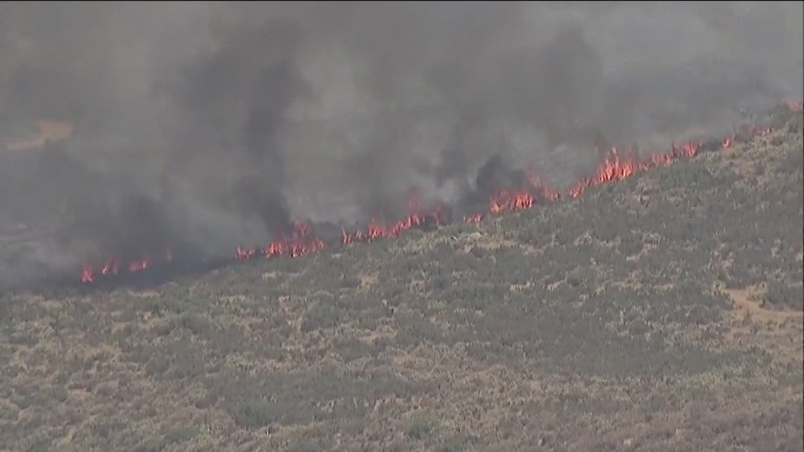 Firefighters stop spread of Border Fire in southeast San Diego | cbs8.com
