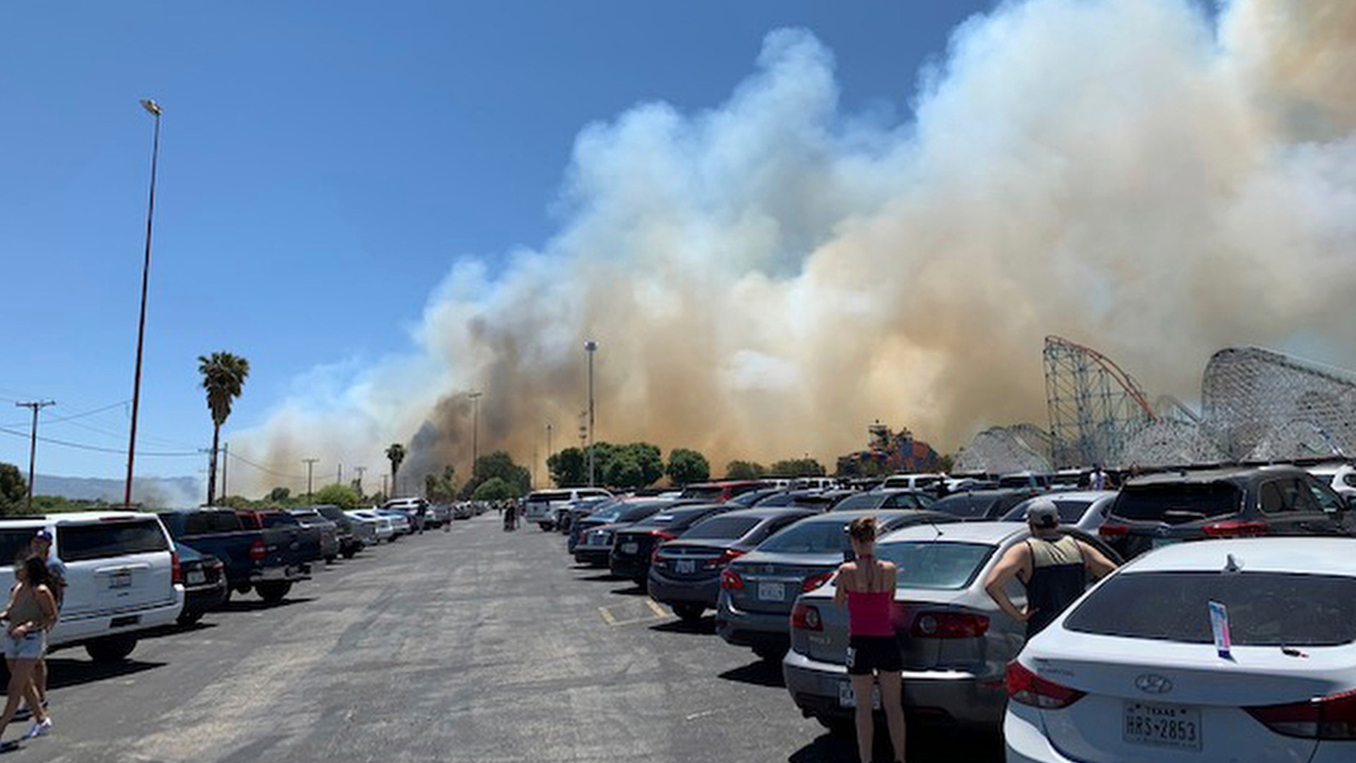 Brush fire prompts evacuation at Six Flags Magic Mountain in Santa ...